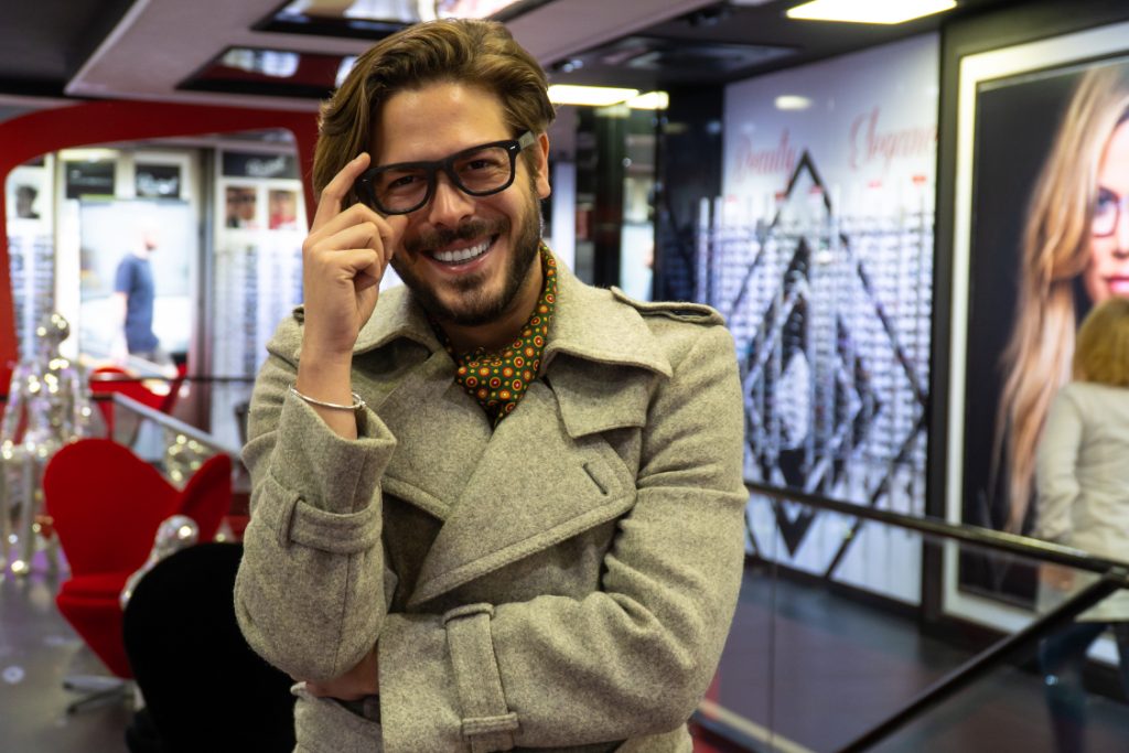 Prestes a lançar um novo álbum, Zé Manel teve óculos graduados em 20 ...