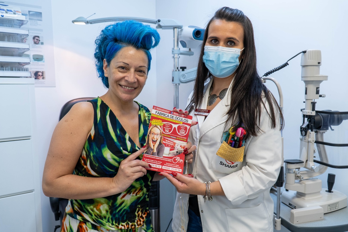 Wanda Stuart escolheu uns óculos irreverentes na nossa ótica, antes de ...