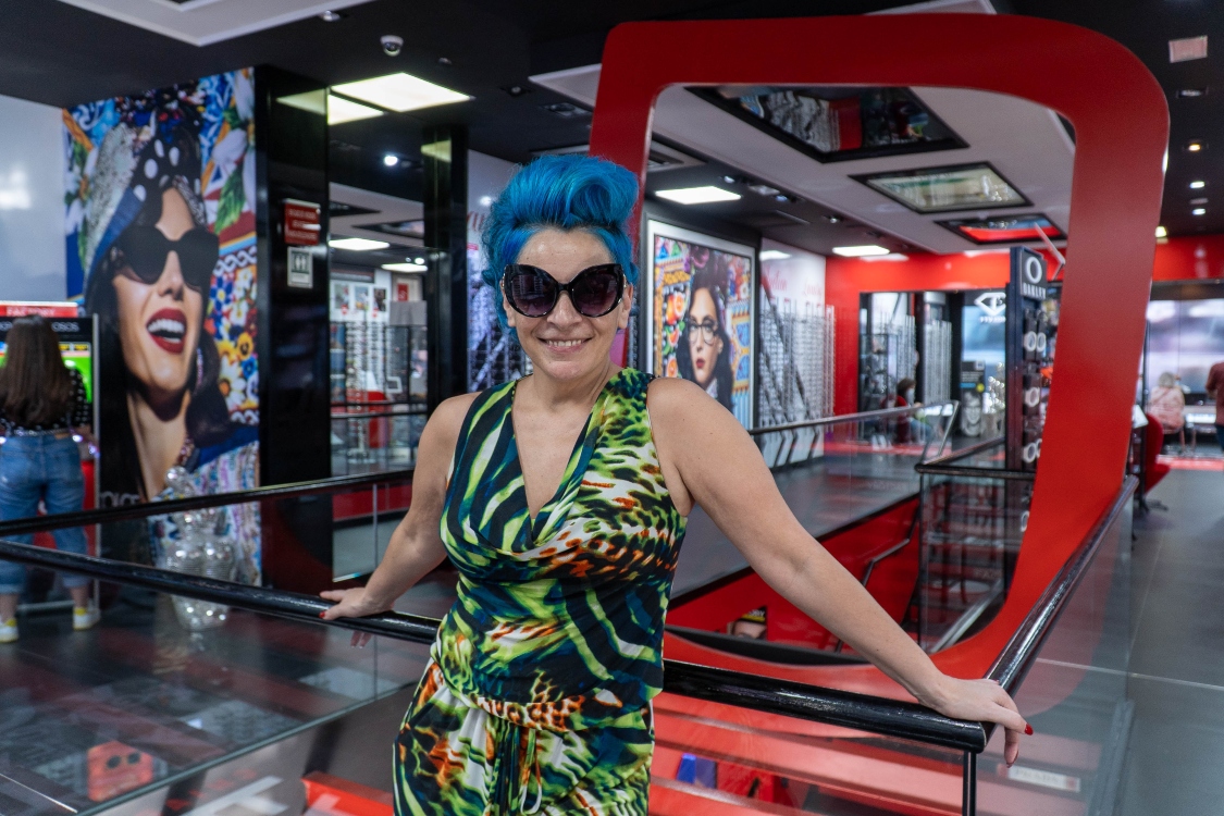 Wanda Stuart escolheu uns óculos irreverentes na nossa ótica, antes de ...