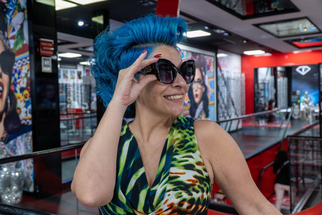 Wanda Stuart escolheu uns óculos irreverentes na nossa ótica, antes de ...
