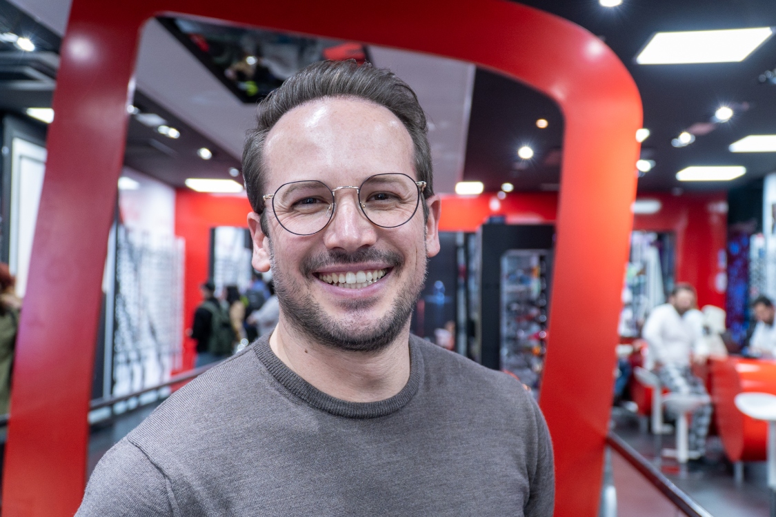 Hugo Mendes apaixonado por uns óculos 2 em 1 - Chiado Eyeglass Factory