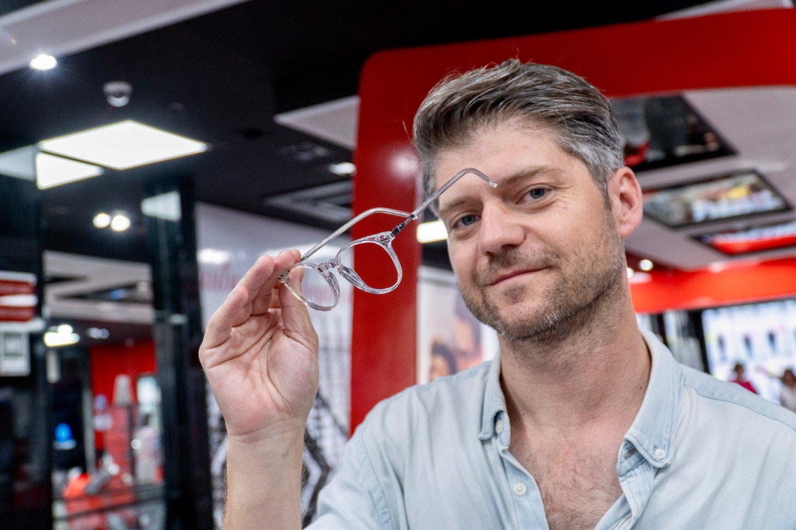 Pedro Caeiro rendido a vantagem "fantástica" da nossa ótica! - Chiado ...