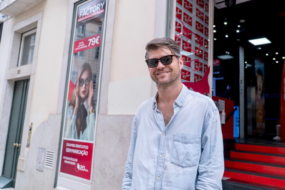 Pedro Caeiro rendido a vantagem "fantástica" da nossa ótica! - Chiado ...