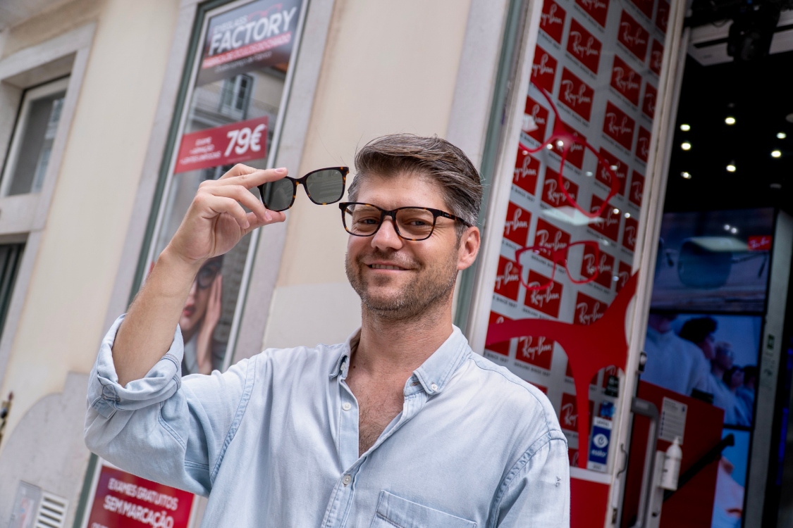 Pedro Caeiro rendido a vantagem "fantástica" da nossa ótica! - Chiado ...